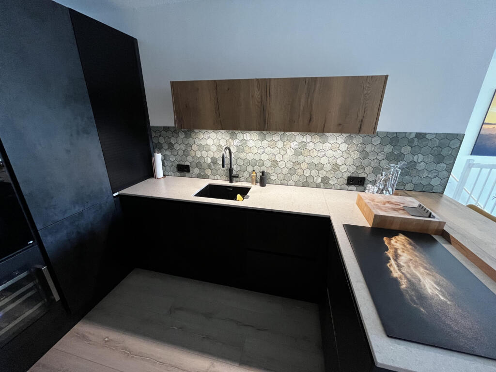 Keukenachterwand op maat met uitsparingen voor stopcontacten - Kunst in ...